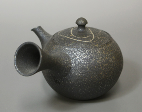 Japanese pottery - Tokoname teapots by Fujita Tokuta